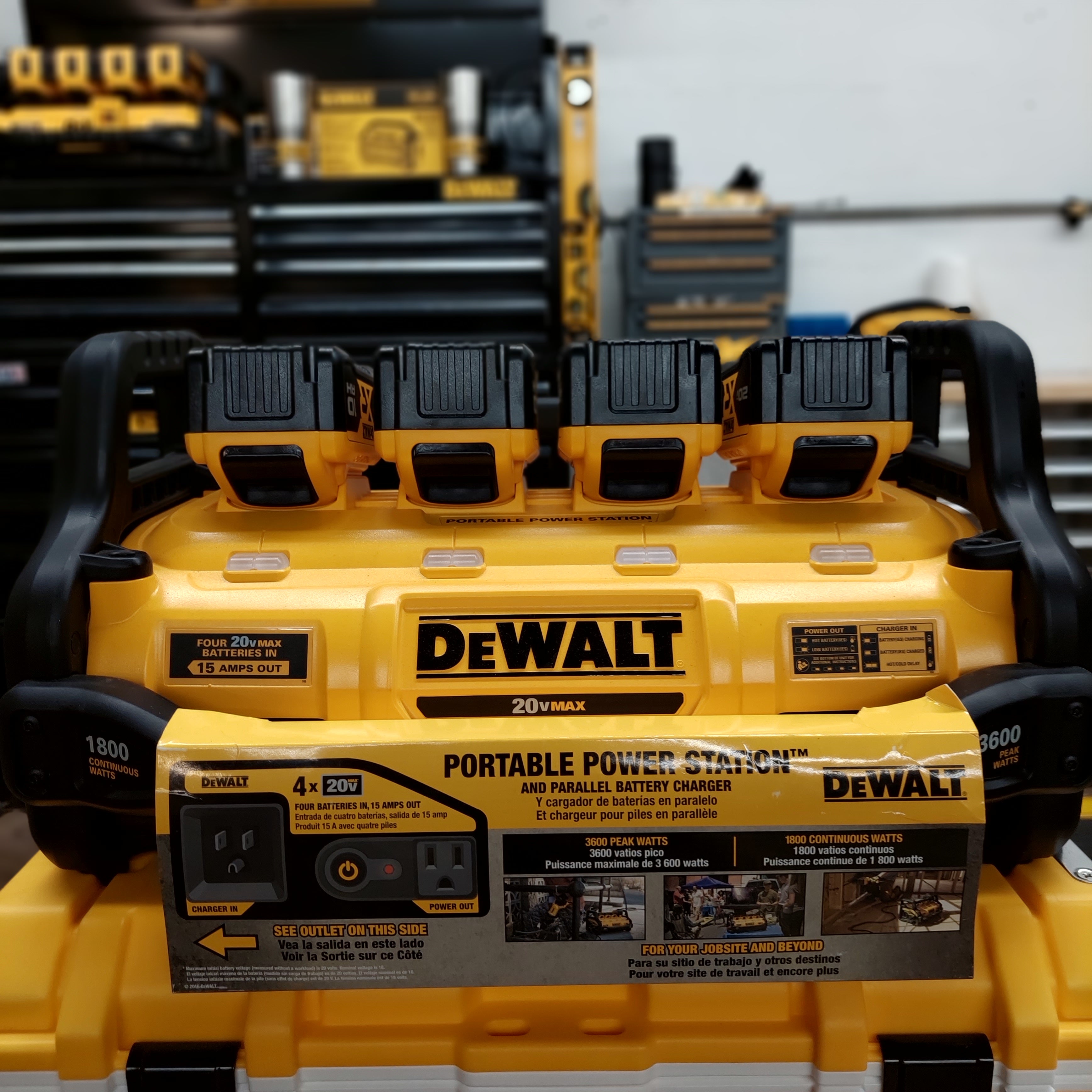 DeWalt 1800 WATT Portable Power Station with X4 DCB210 10Ah Batteries ...
