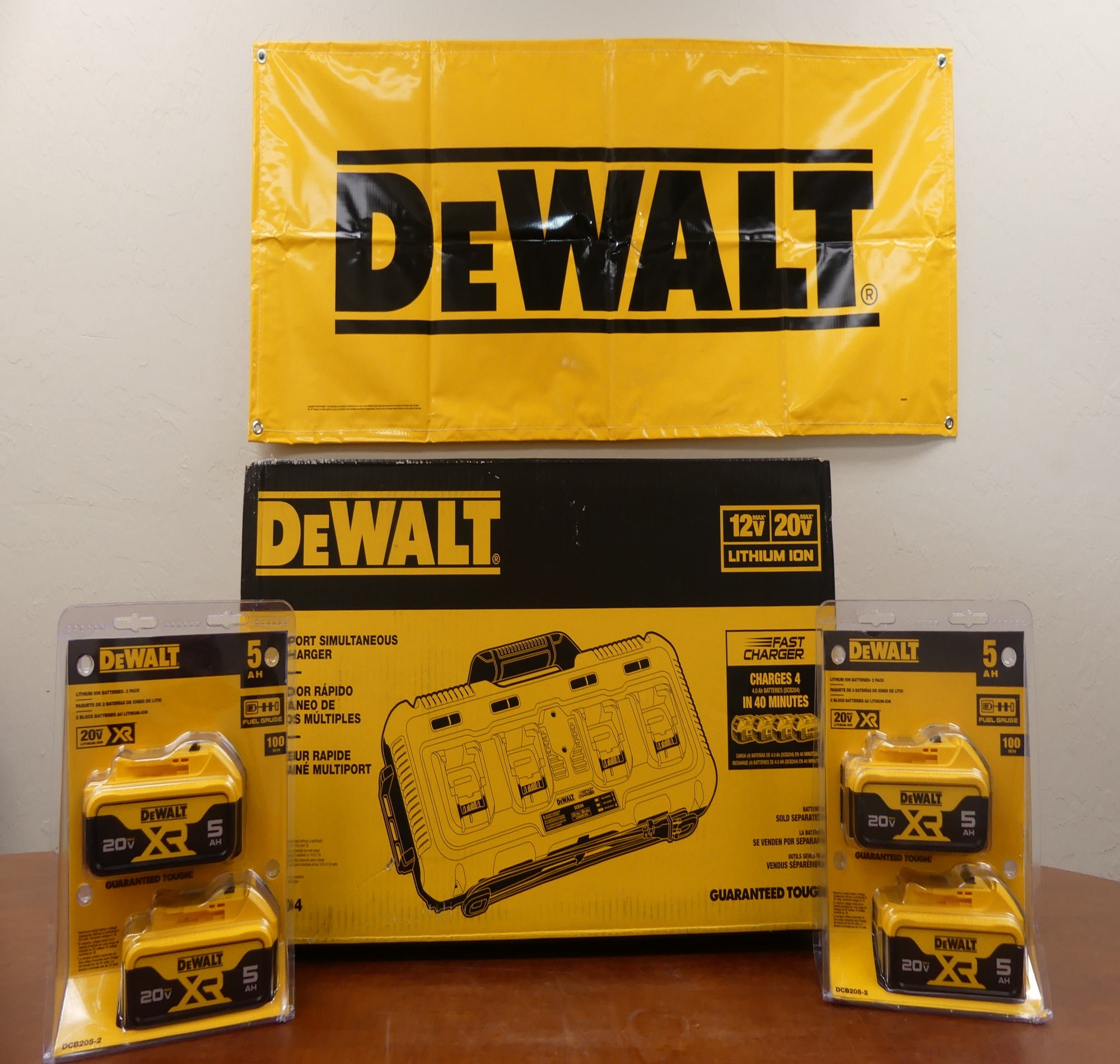 DeWalt 20V MAX Multiport Charger with x4 5Ah Batteries - DCB104 & DCB2 ...